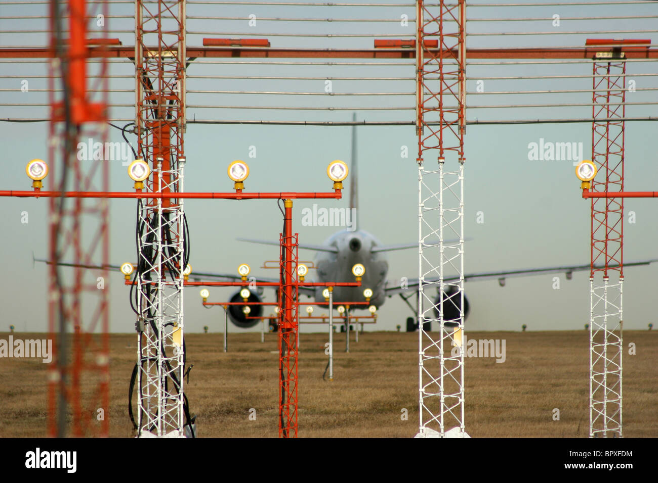 Airplane descending before landing hi-res stock photography and images ...