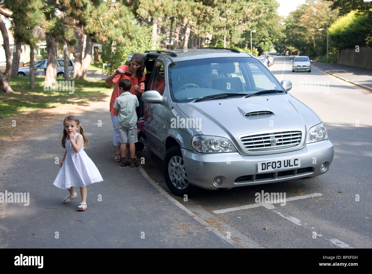 family young girl mother leaving car getting out Stock Photo - Alamy