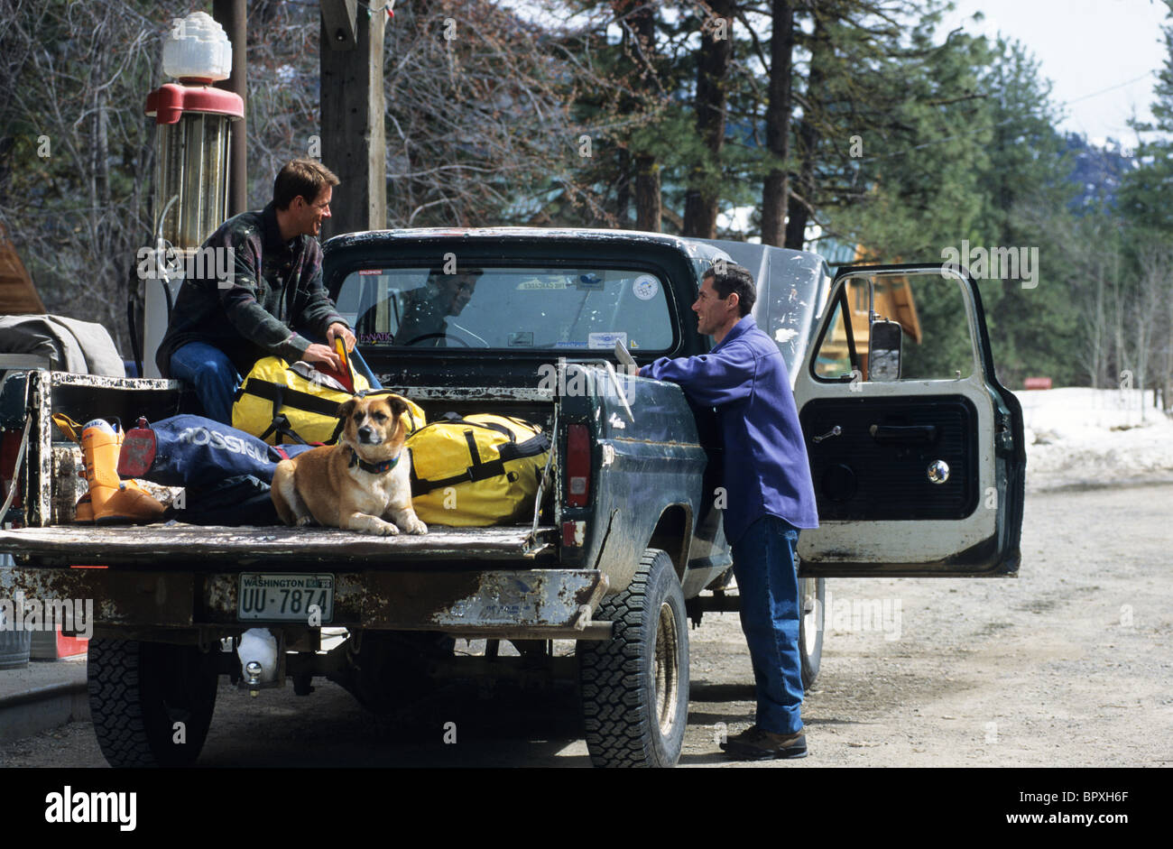 Skiers gassing up car, Kazama General Store, Washington Stock Photo - Alamy