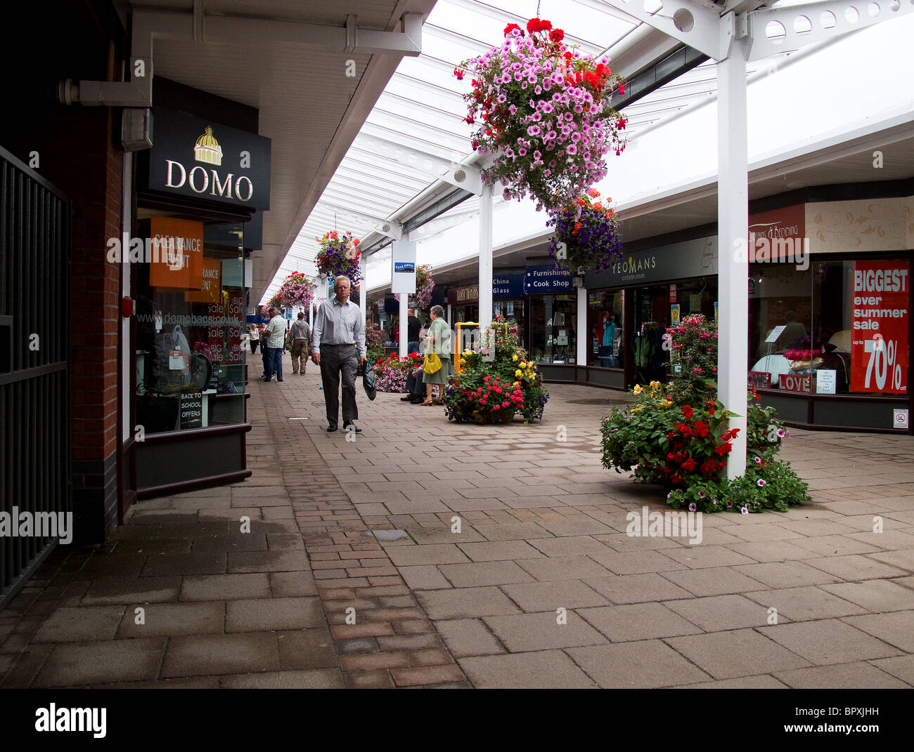 Shopping arcade park hi-res stock photography and images - Alamy
