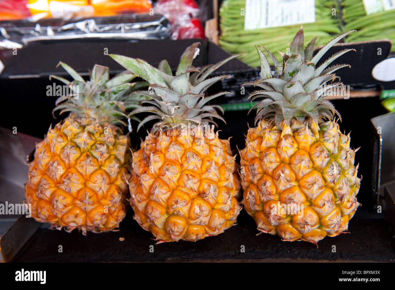 Fresh whole pineapples at the fruit market Stock Photo - Alamy