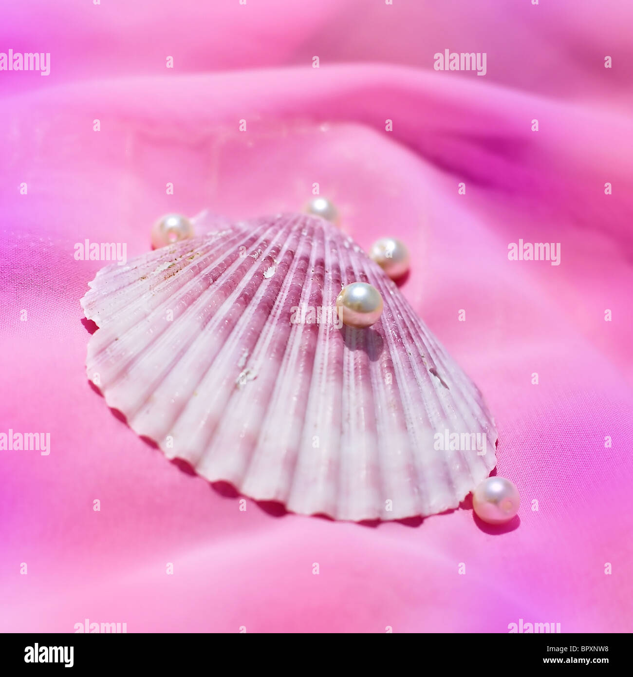 Pearls on pink hi-res stock photography and images - Alamy