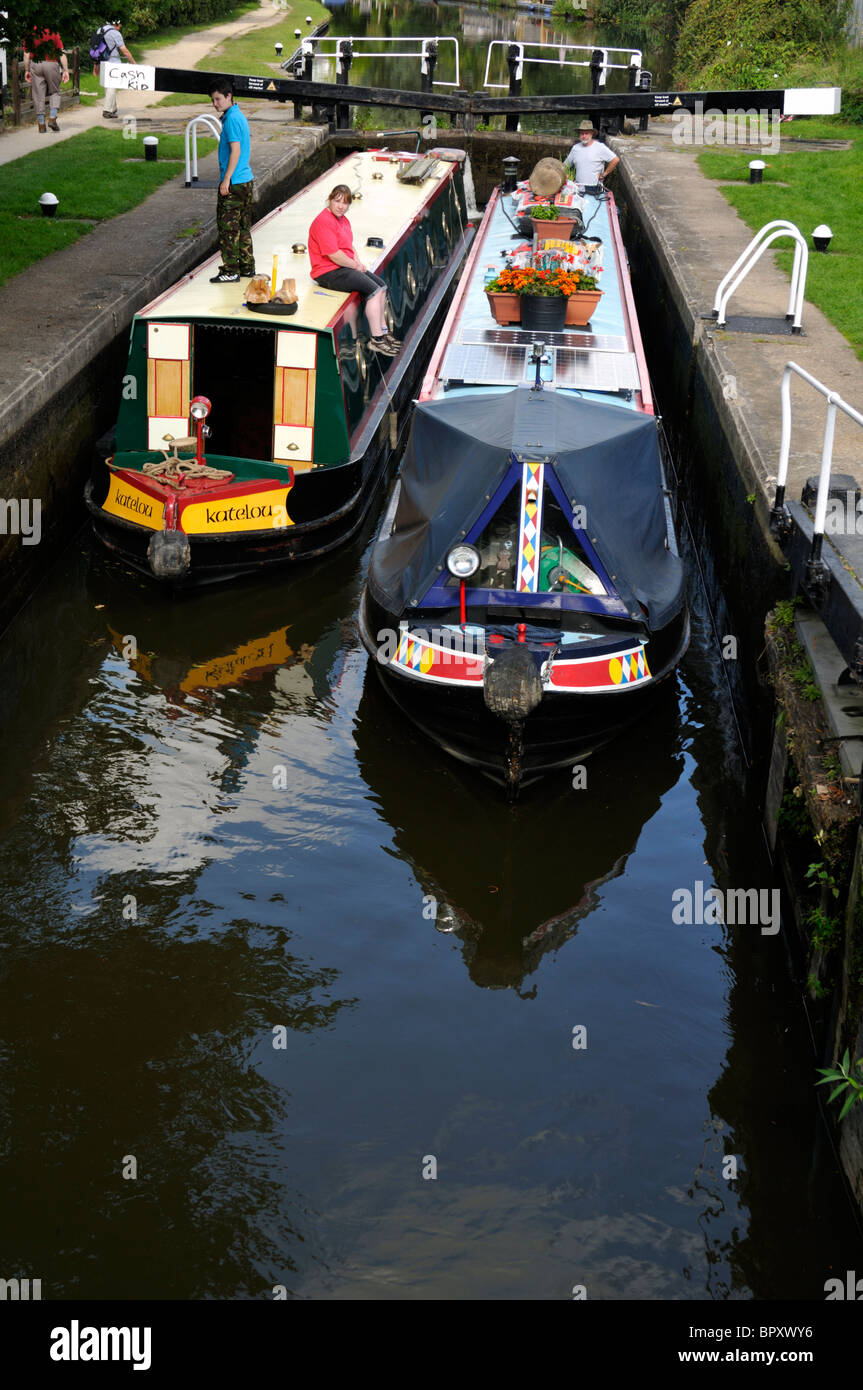 Narrow boats hi-res stock photography and images - Alamy