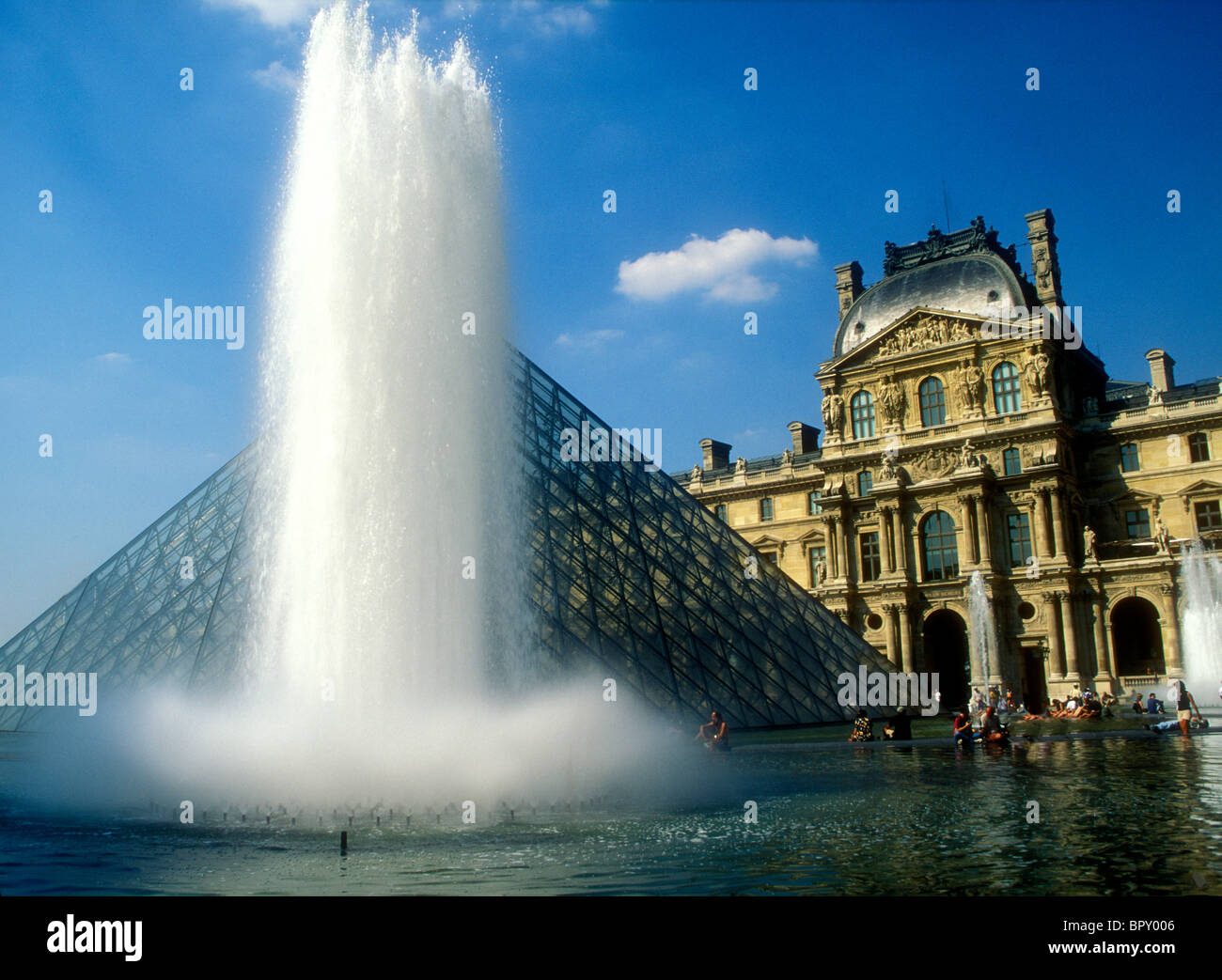 Glass pyramid and fountain at the Louvre, Paris, France Stock Photo - Alamy