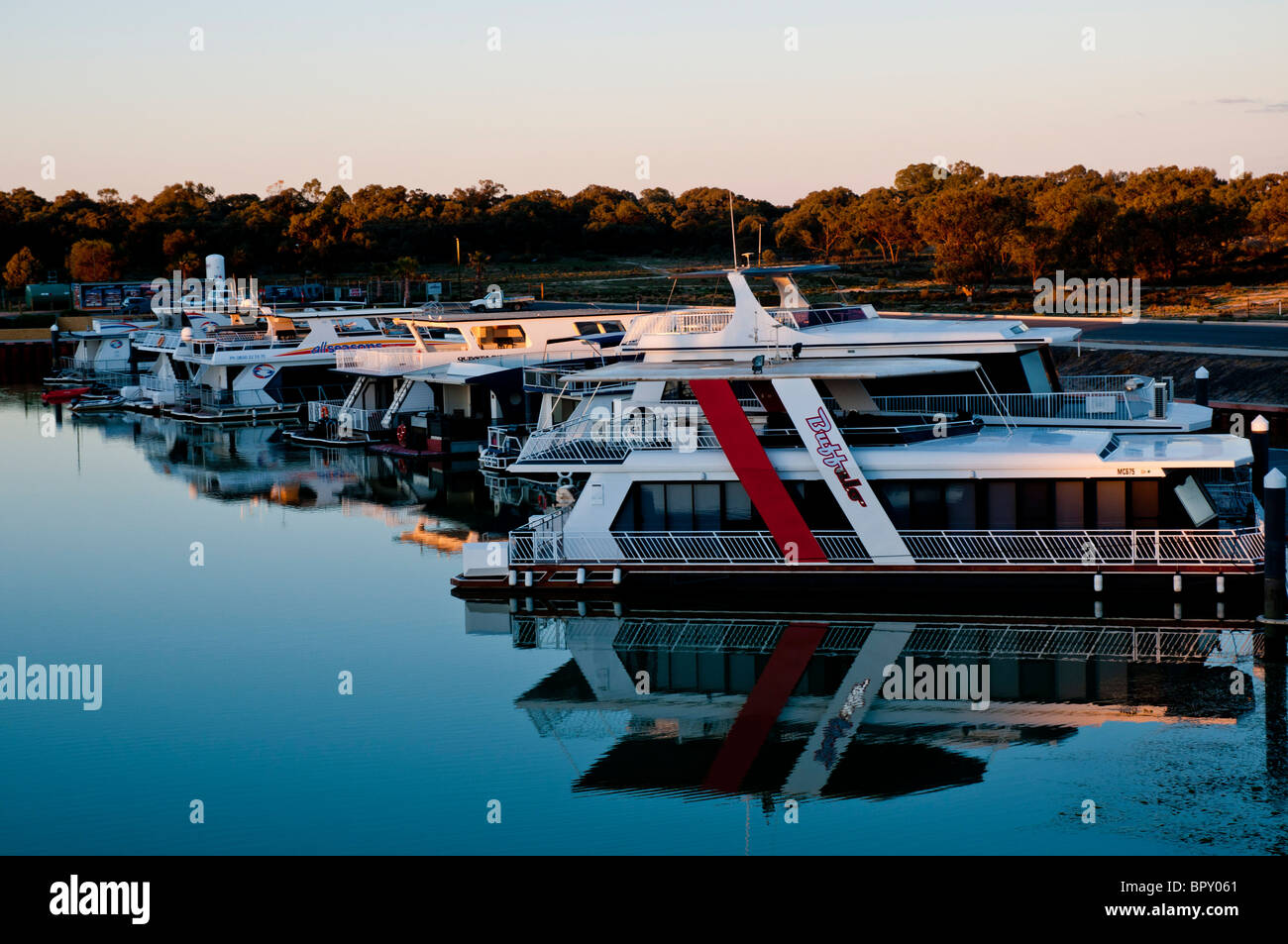 Luxury houseboats hi-res stock photography and images - Alamy
