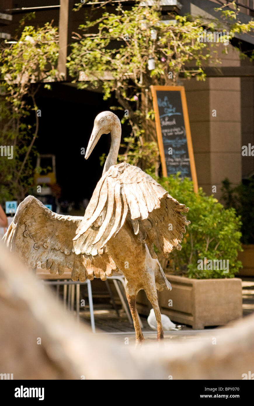 Bird statues hi-res stock photography and images - Alamy