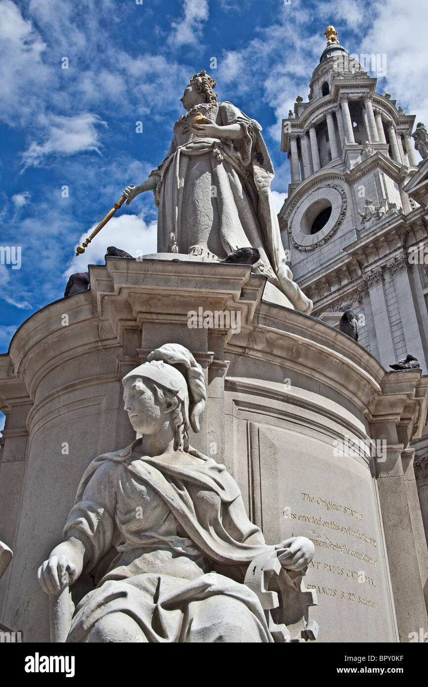 Queen anne statue hi-res stock photography and images - Alamy