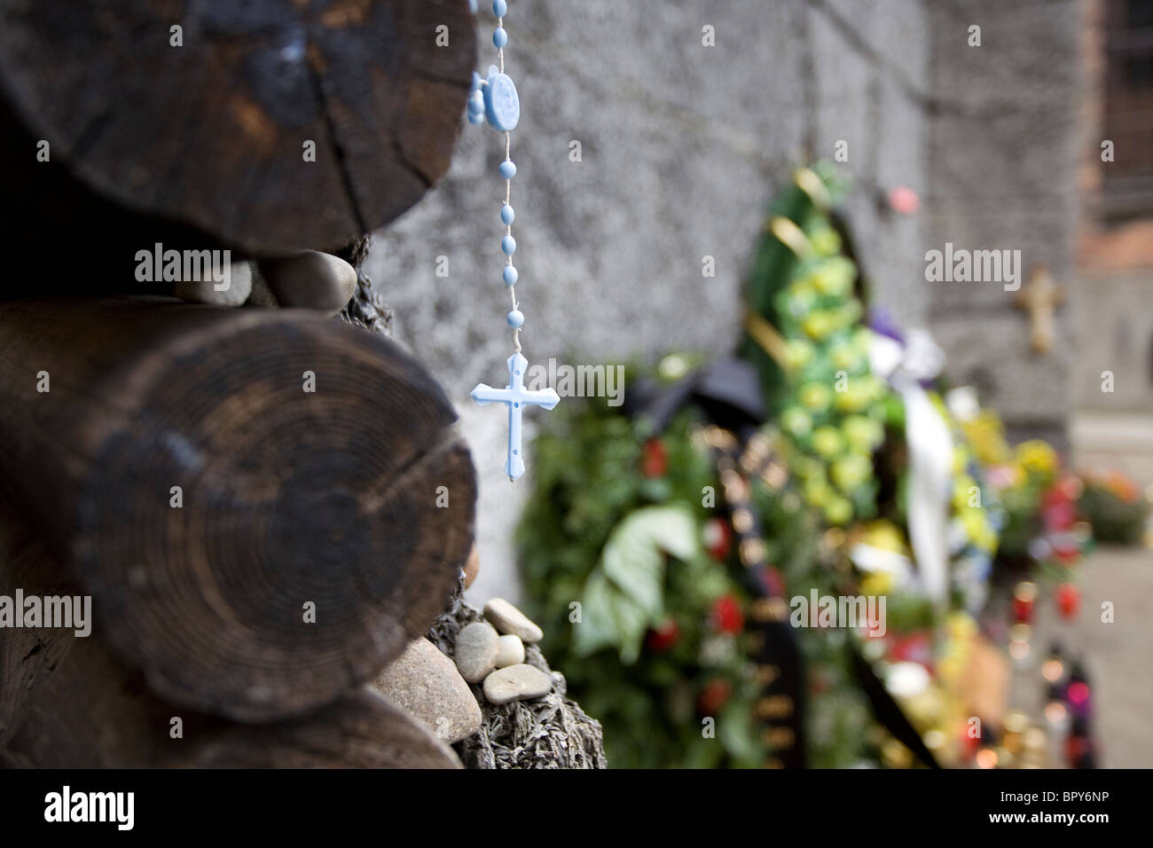 A crucifix left by a visitor on the death wall at Auschwitz ...