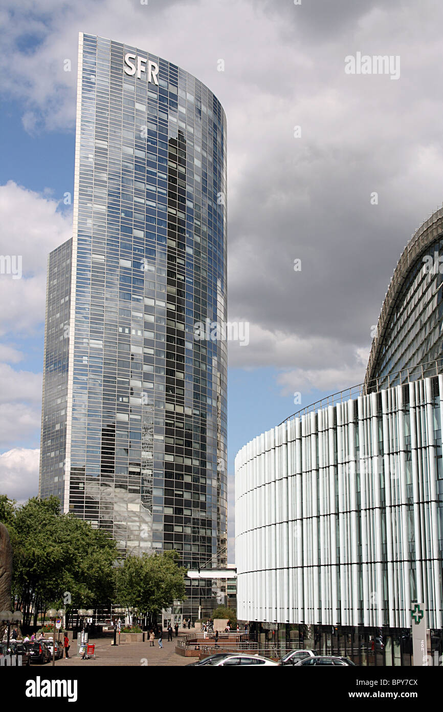 Sfr tower at la defense hi-res stock photography and images - Alamy