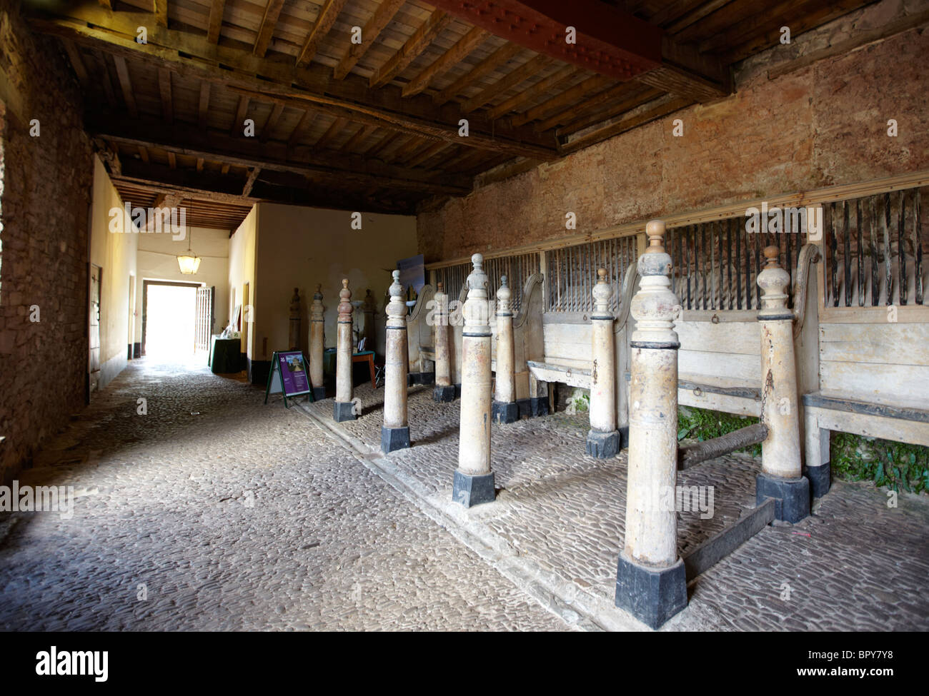 Castle stables hi-res stock photography and images - Alamy