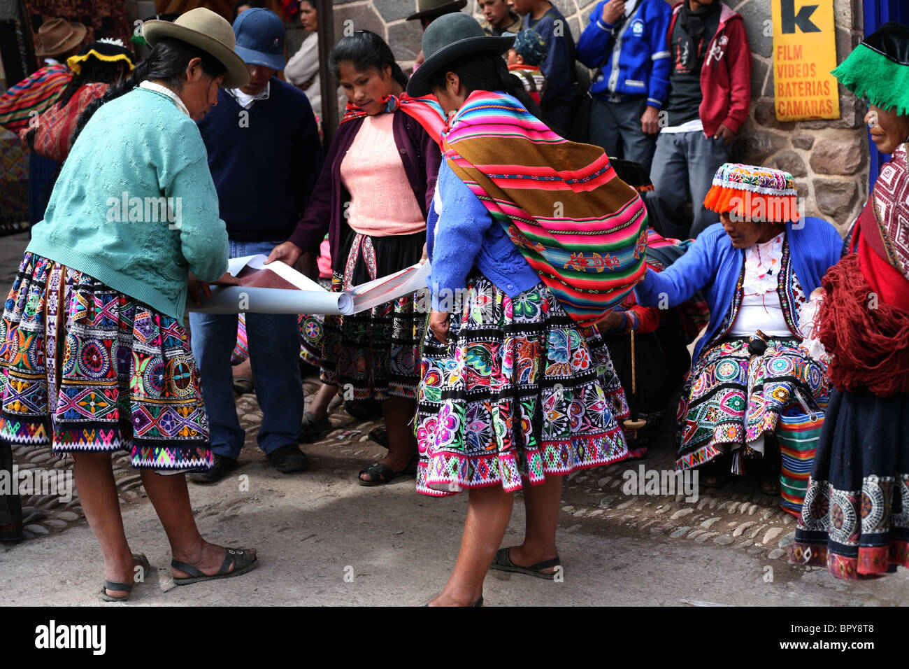 Aymara women in Pisac, Sacred Valley, Peru Stock Photo - Alamy