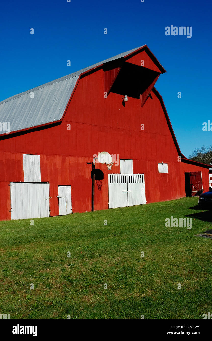 Big red barn on farm Woodbury Tennessee Stock Photo - Alamy