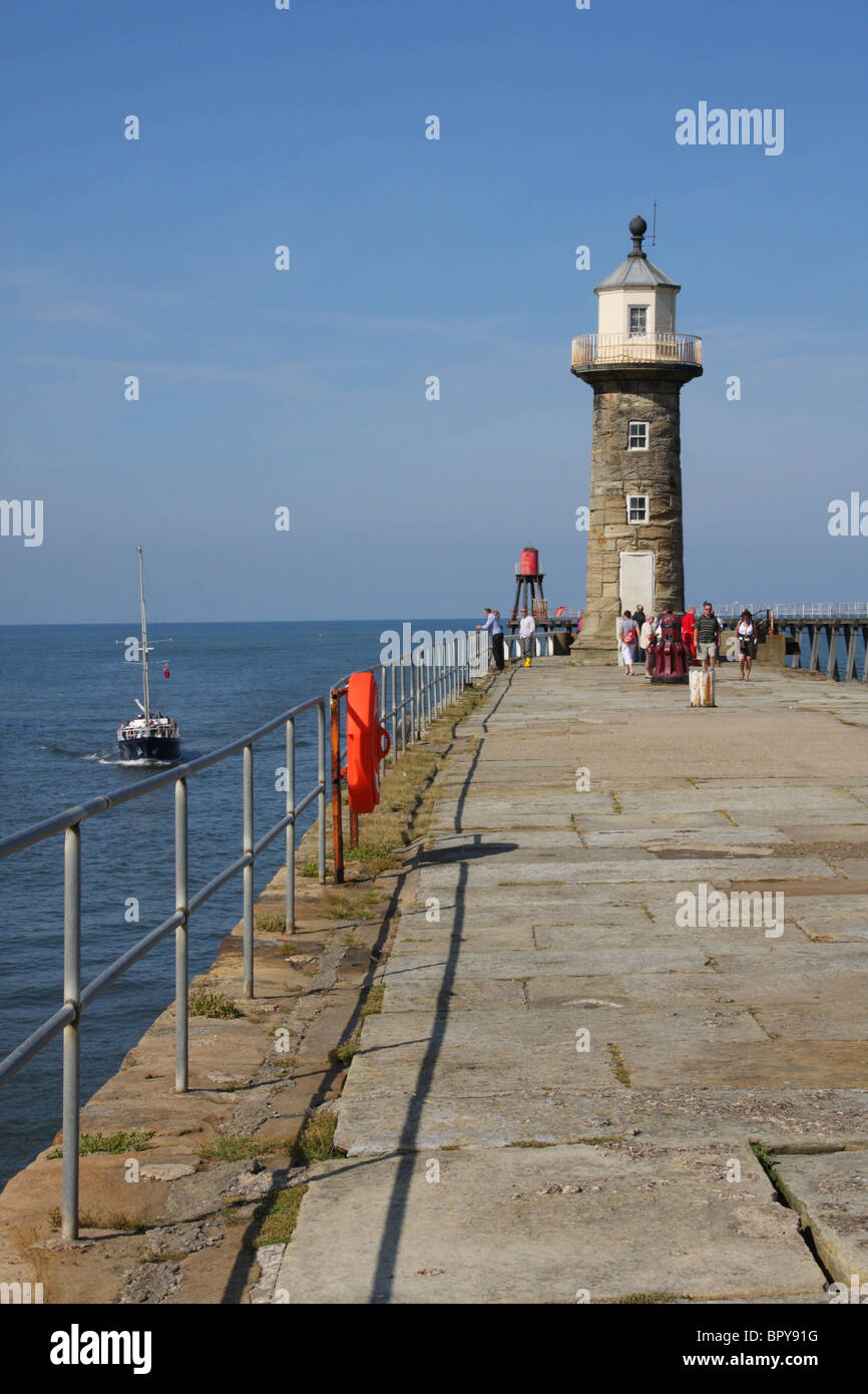 Whitby east and west piers hi-res stock photography and images - Alamy