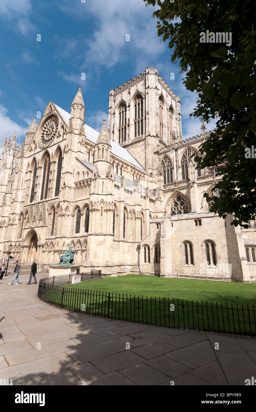 York minster exterior hi-res stock photography and images - Alamy