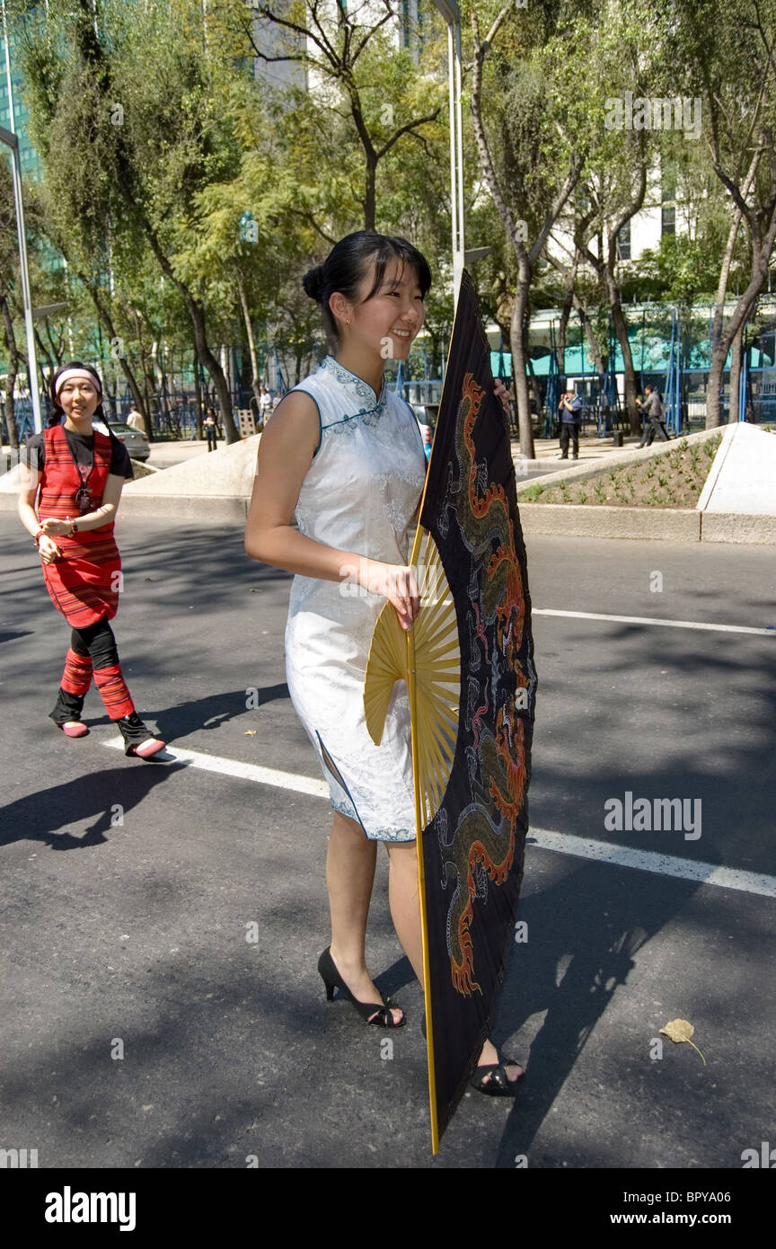 Pretty Chinese woman with a big fan Stock Photo - Alamy