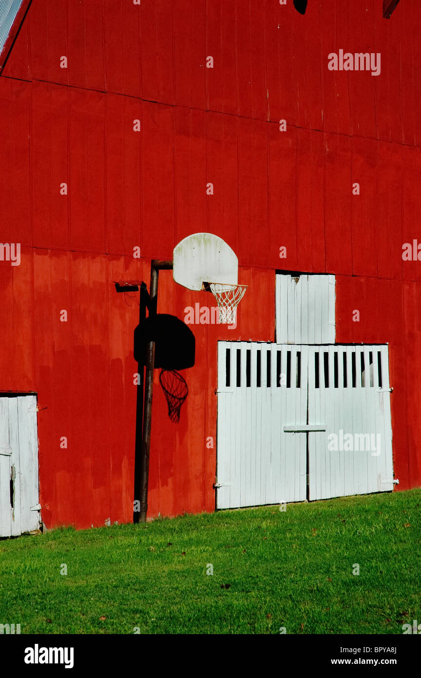 Big red barn on farm Woodbury Tennessee Stock Photo - Alamy