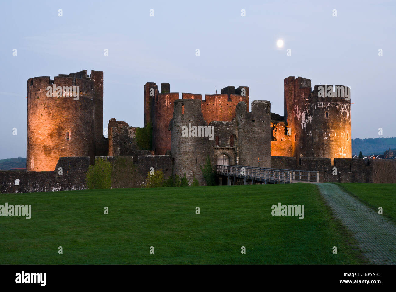 Caerphilly castle night caerphilly south hi-res stock photography and ...