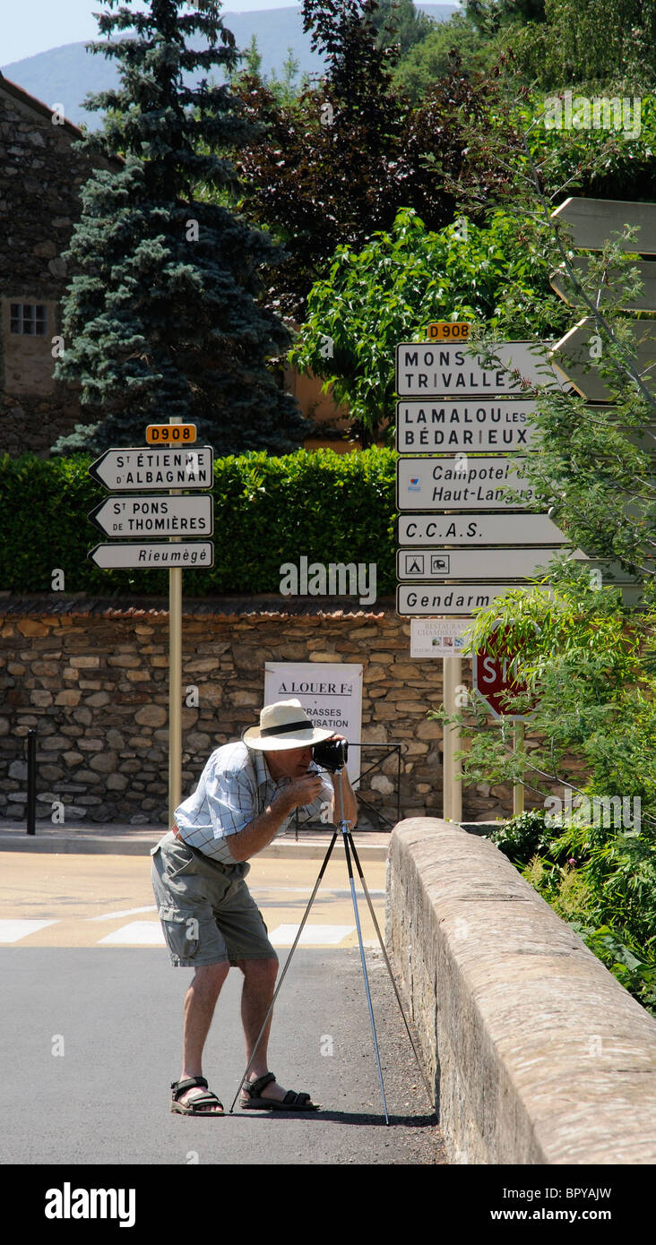 Set up tripod hi-res stock photography and images - Alamy
