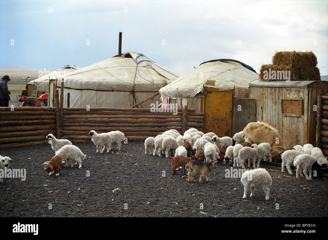 Yurts in Mongolia mongolie Mongolie traditional dress native people ...
