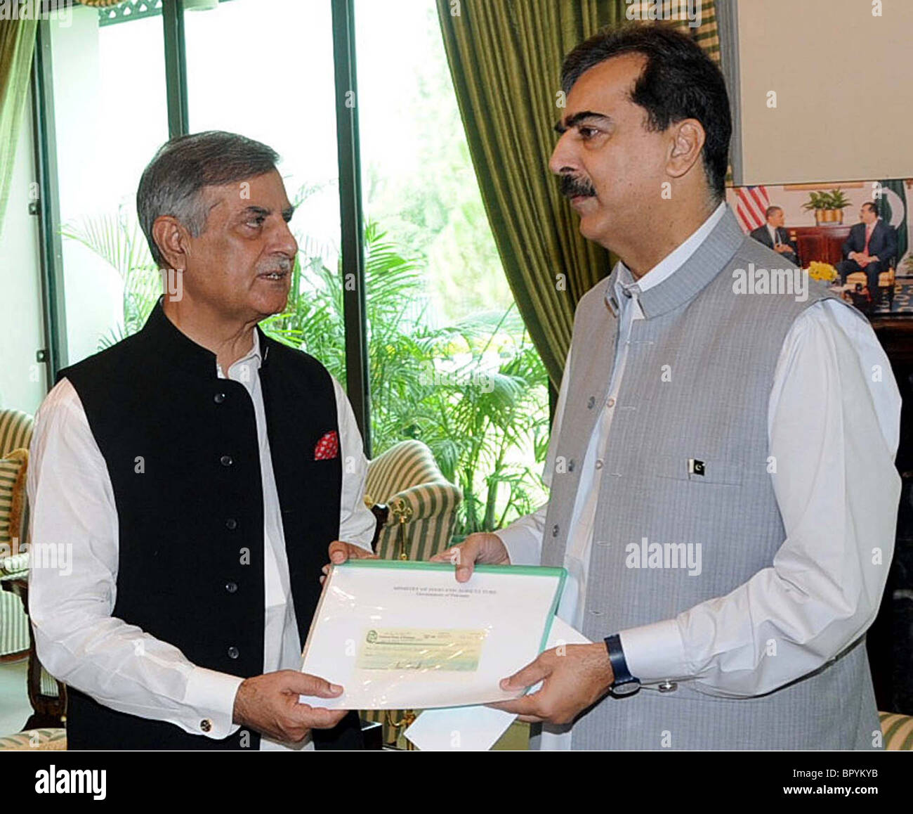 Prime Minister, Syed Yousuf Raza Gillani receives cheque from Federal ...