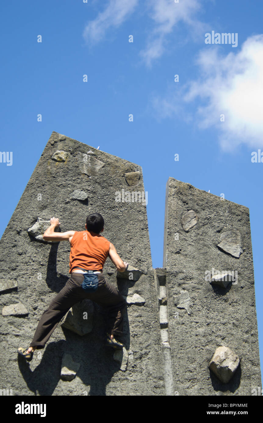 Man bouldering outdoors Stock Photo - Alamy
