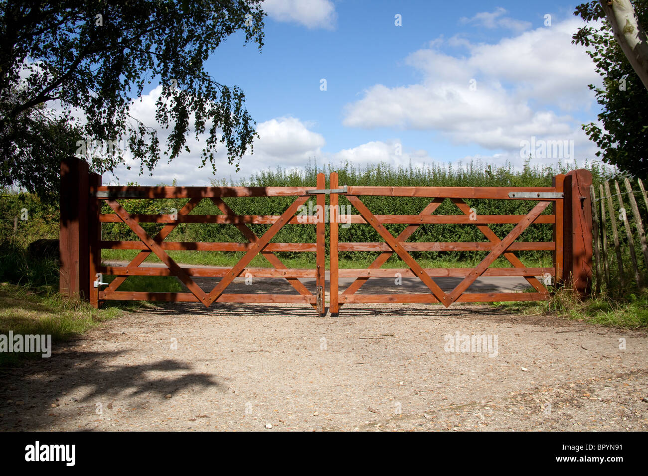 Five bar wooden field gate hi-res stock photography and images - Alamy