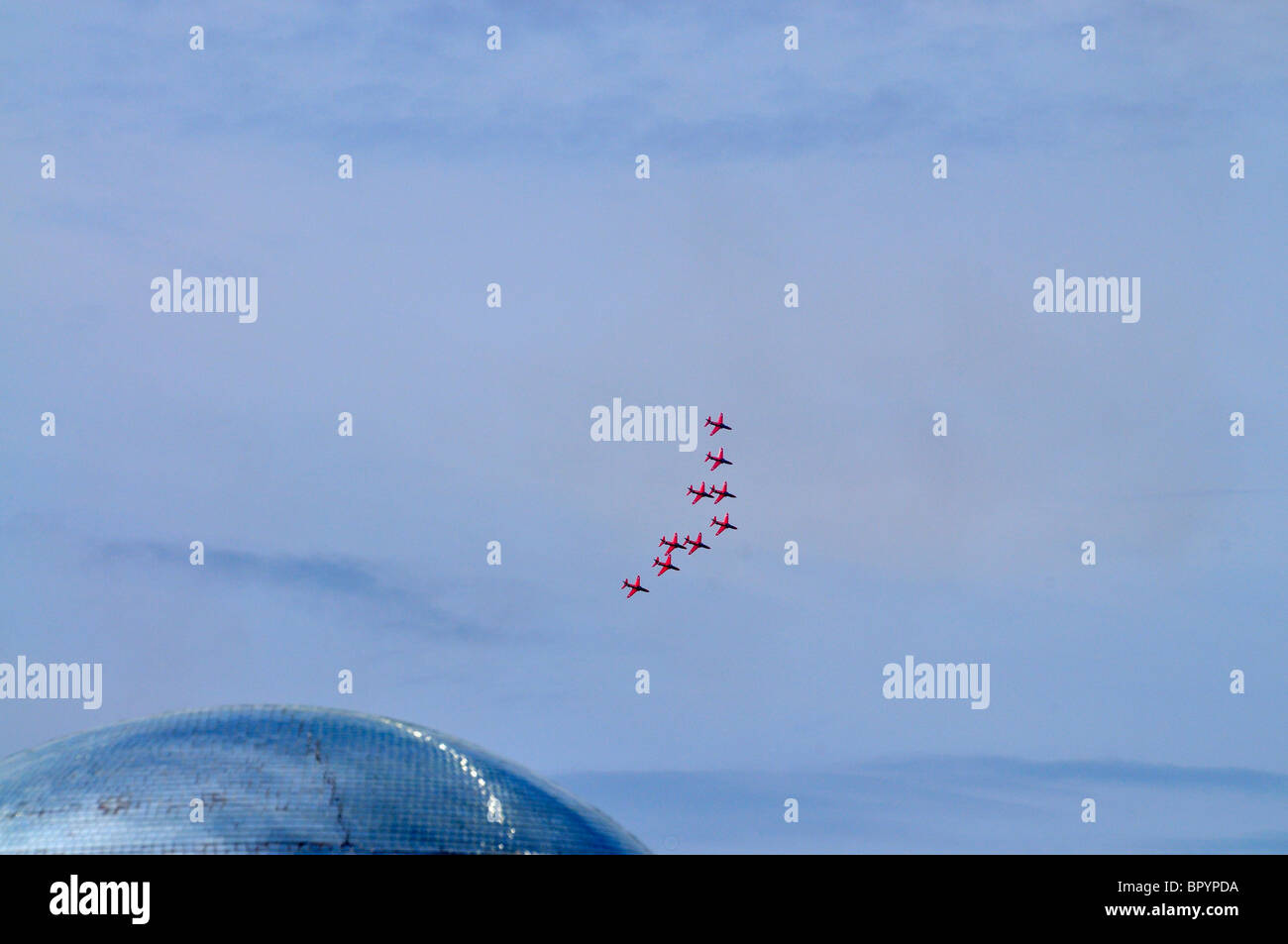 Circling arrows hi-res stock photography and images - Alamy