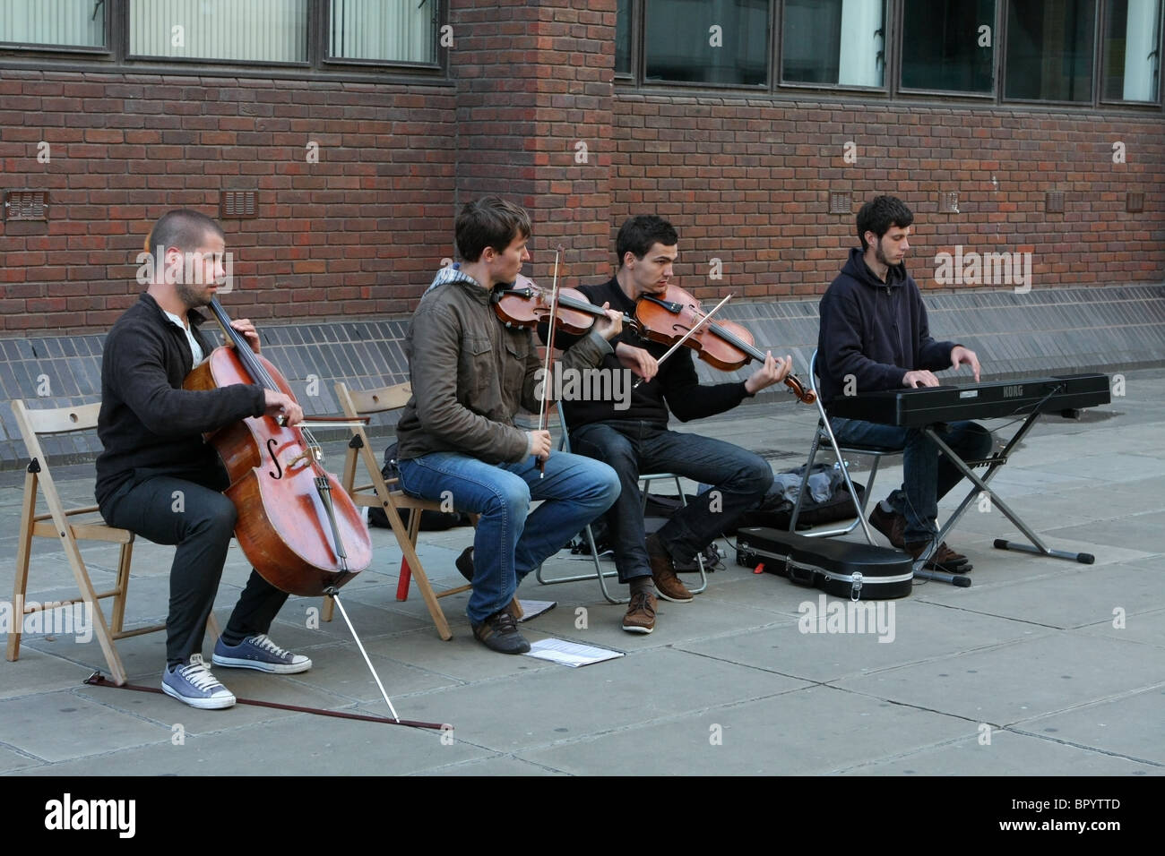 Classical street musicians hi-res stock photography and images - Alamy