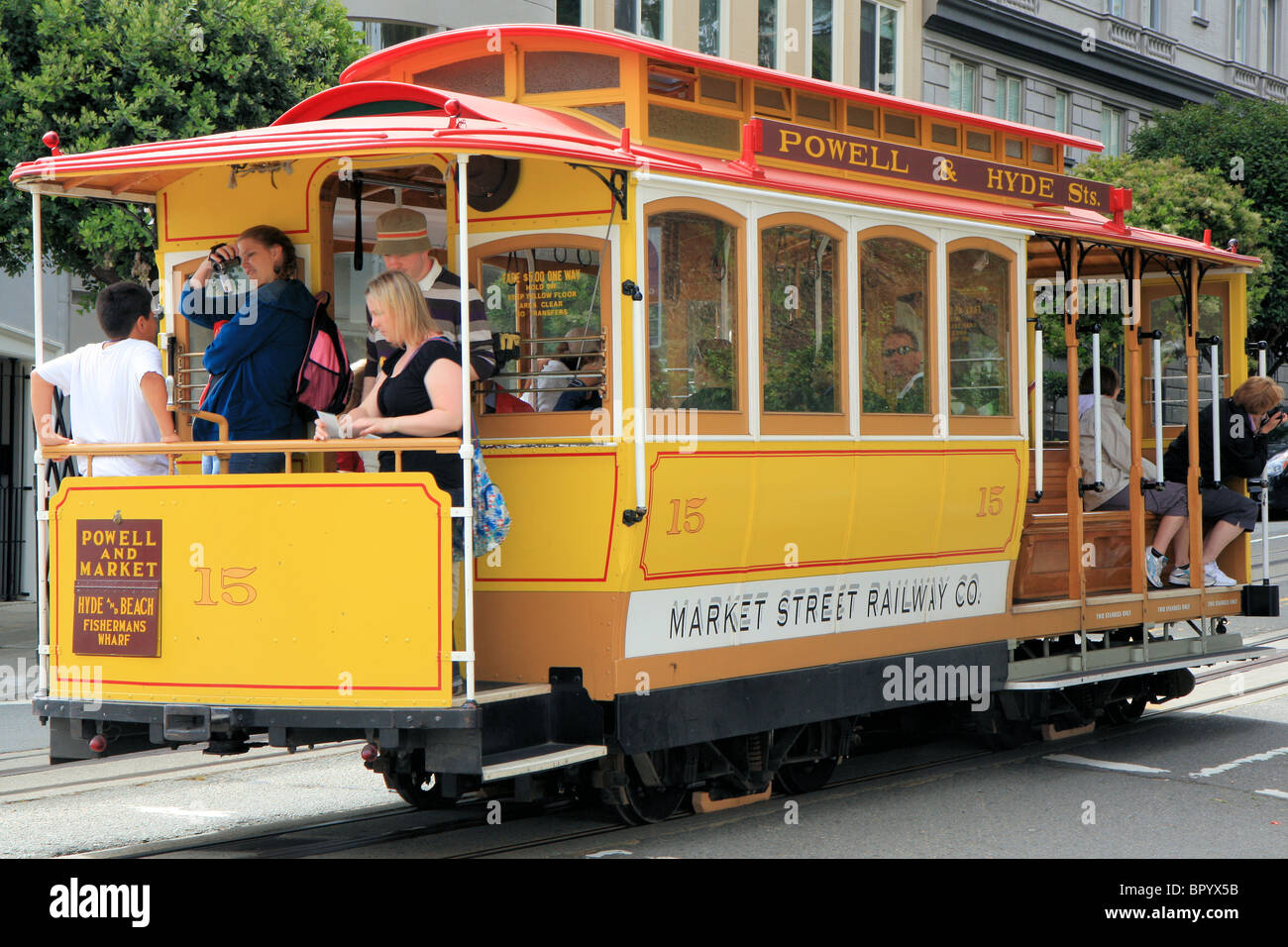 Cable car on Leavenworth Street, San Francisco, California, United ...