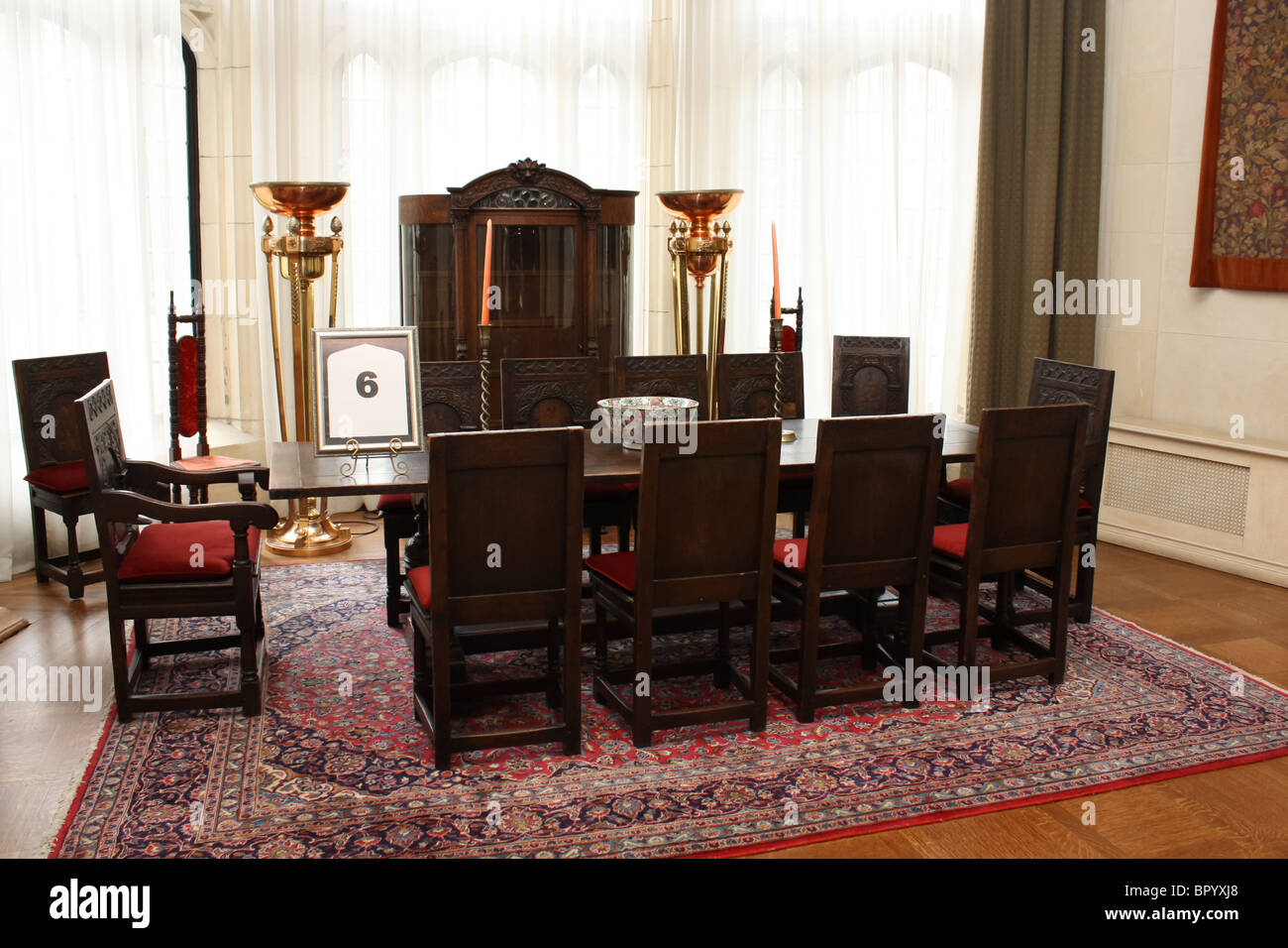 vintage retro meeting room table chair Stock Photo - Alamy