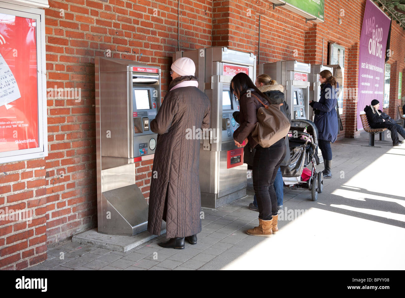 Automatic train ticket machines hi-res stock photography and images - Alamy