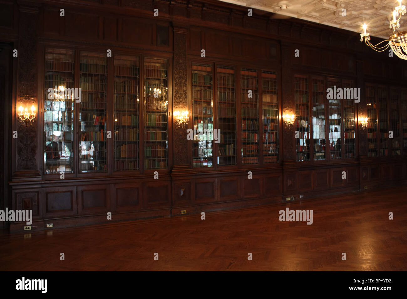 wooden retro bookshelf bookshelves Stock Photo - Alamy