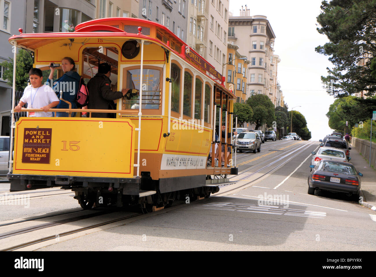Cable car on Leavenworth Street, San Francisco, California, USA Stock ...