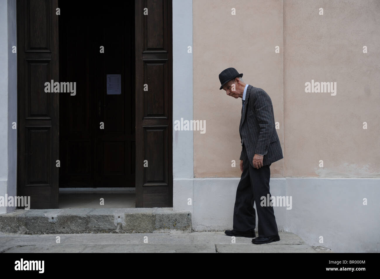 an old man taking his time to climb the steps Stock Photo - Alamy