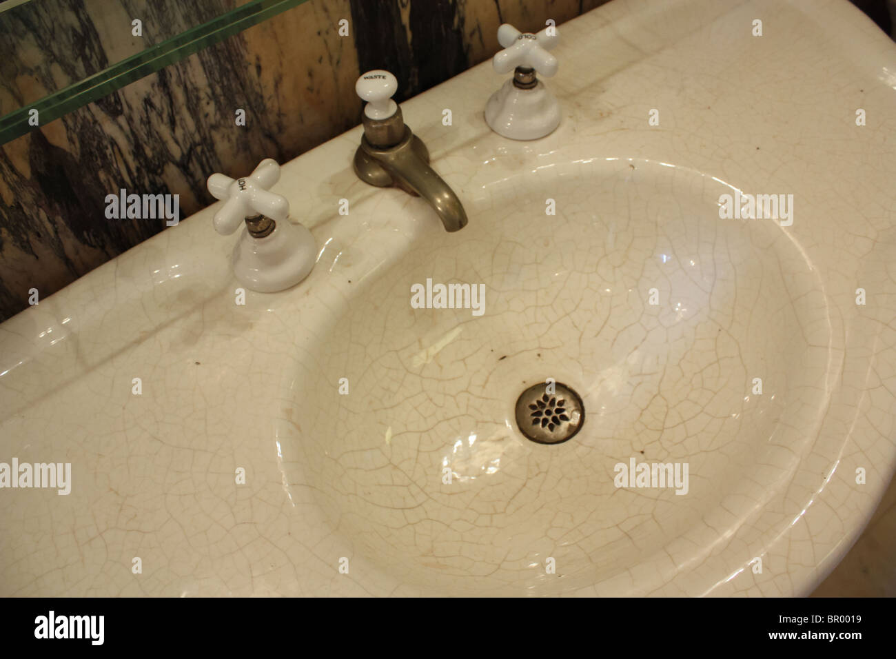Vintage sink old sink hi-res stock photography and images - Alamy