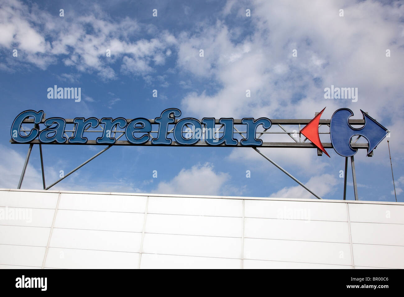 Supermarket exterior hi-res stock photography and images - Alamy