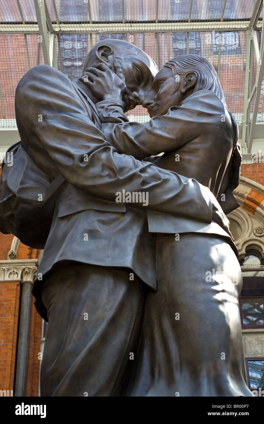 Paul Days' 'The Meeting Place' Lovers Statue at St Pancras ...