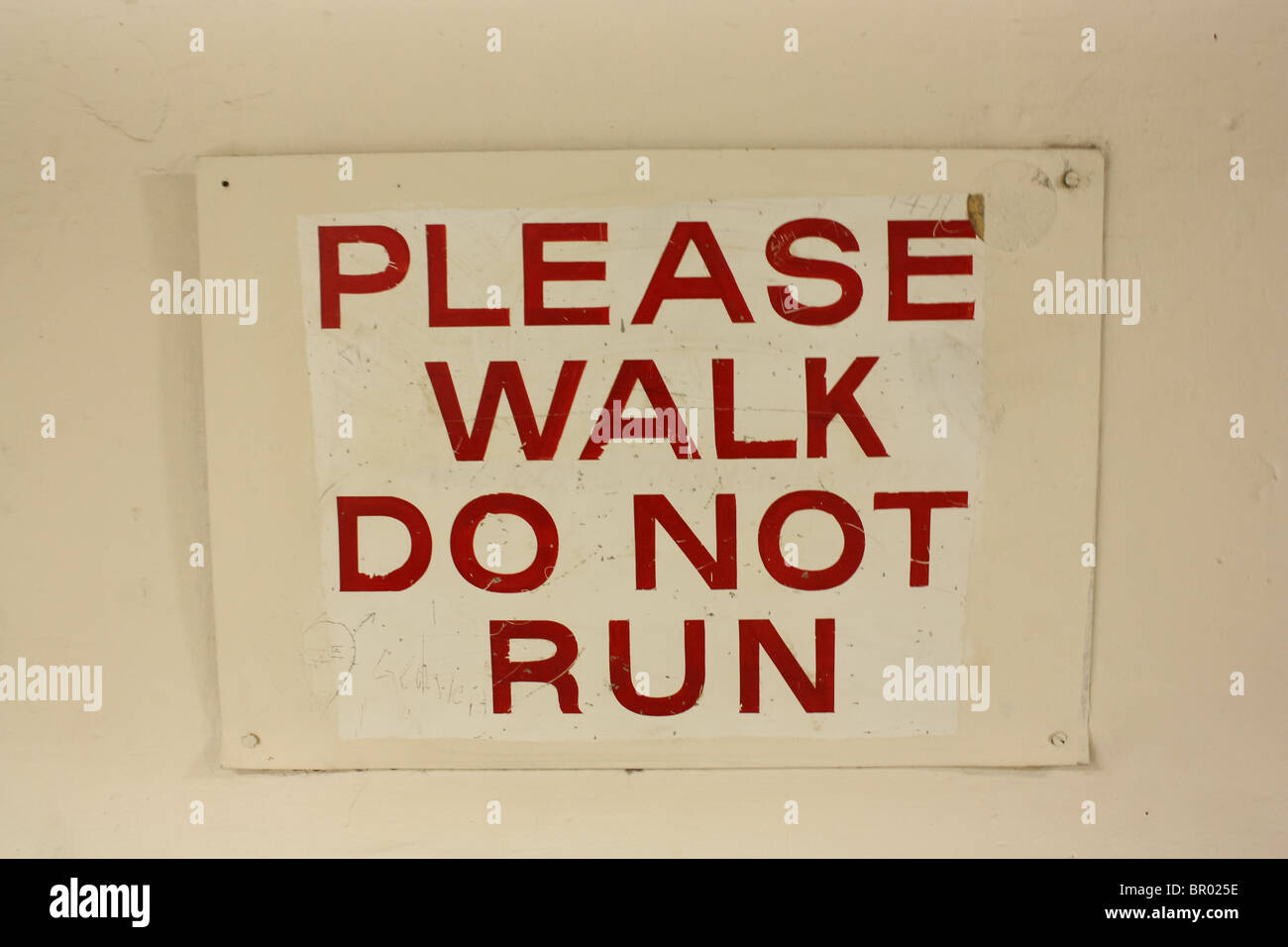 please walk do not run sign Stock Photo - Alamy