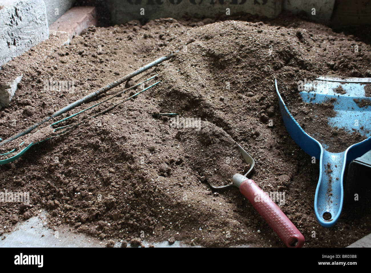 soil trowel gardening Stock Photo - Alamy