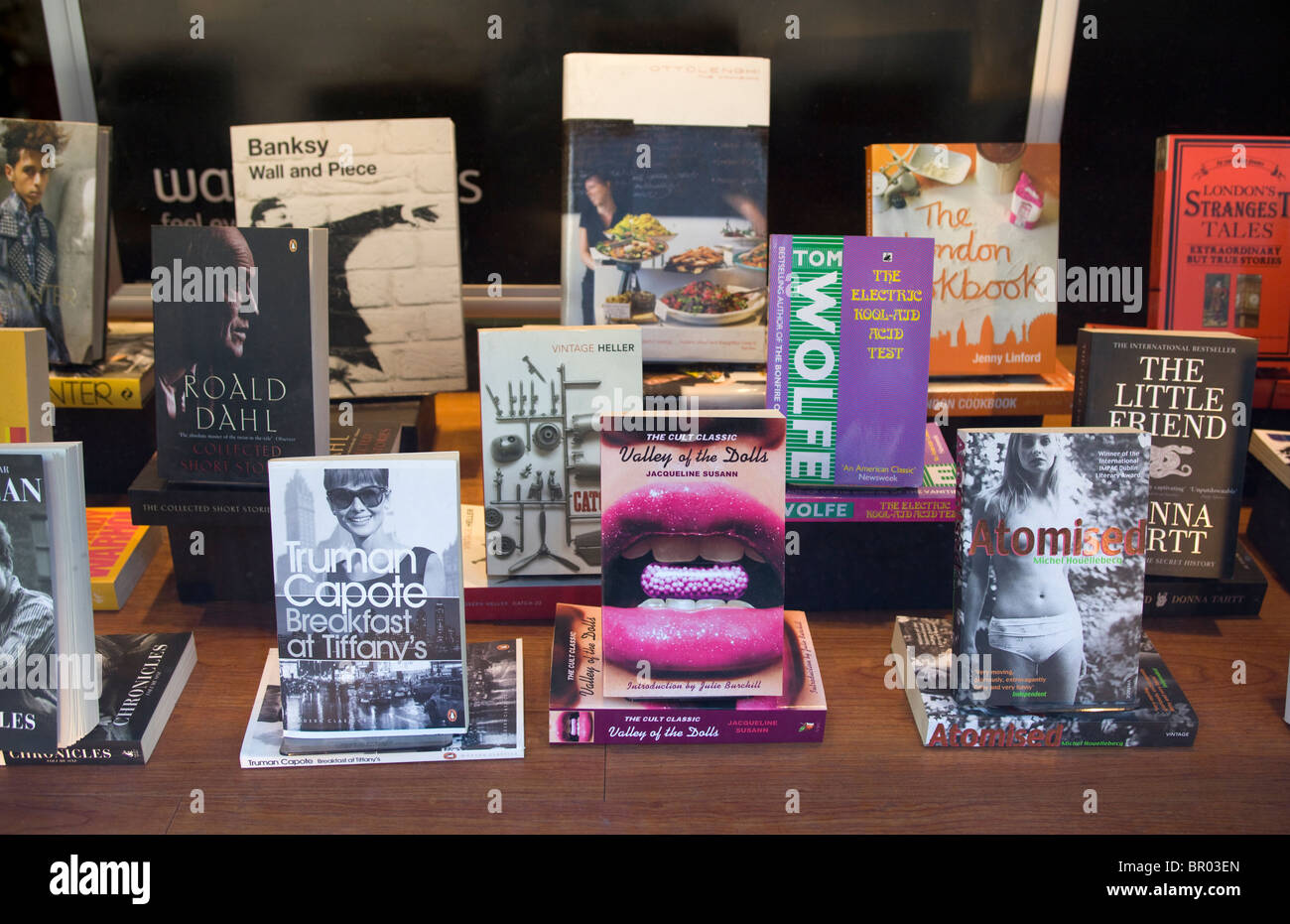 Bookstore display hi-res stock photography and images - Alamy