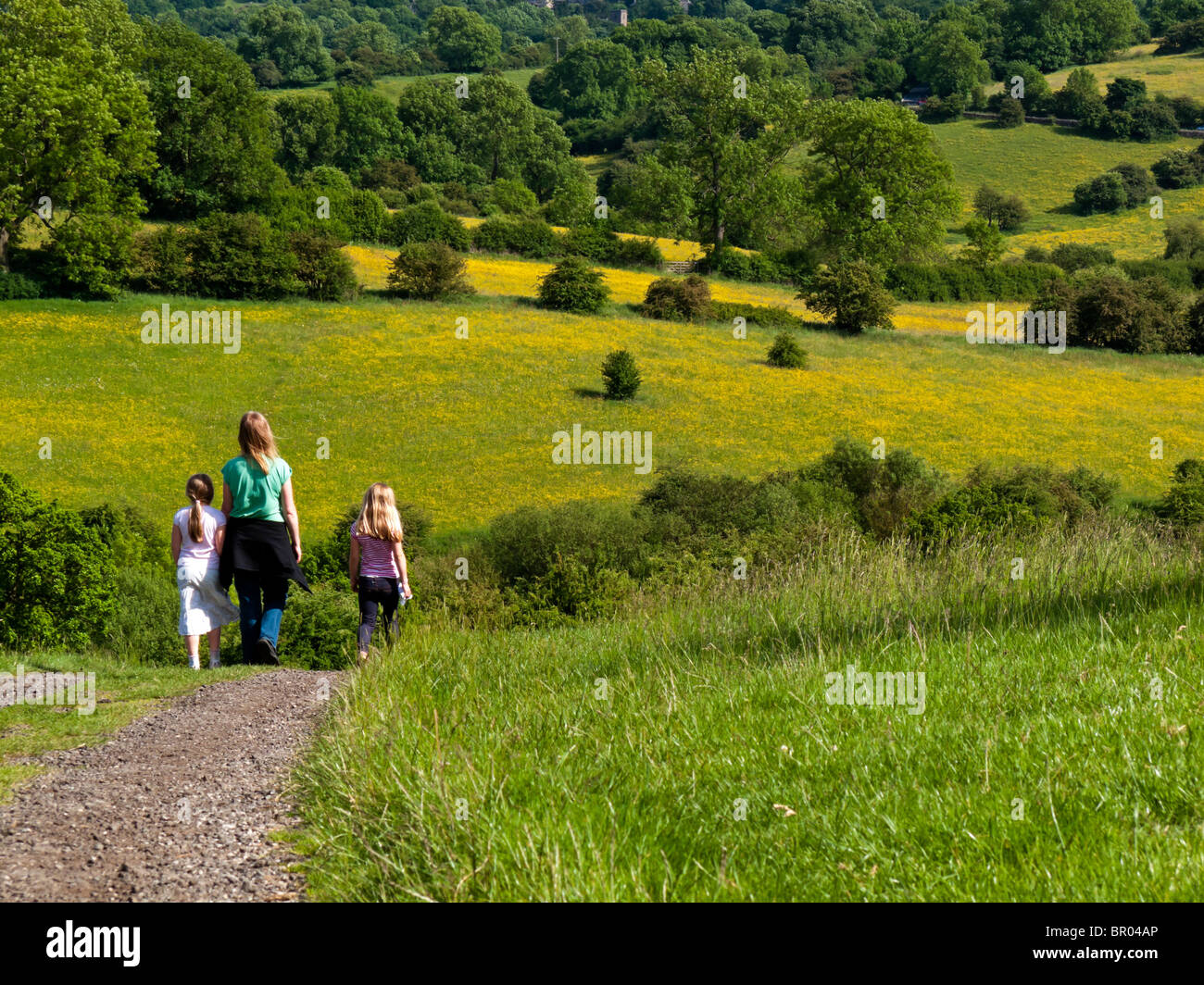 Children walking down country lane hi-res stock photography and images ...