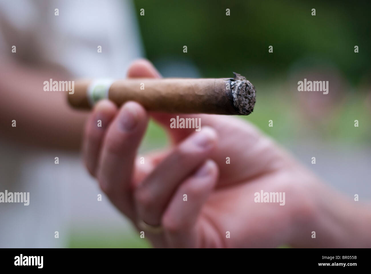 Hand smoking cigars cigar hi-res stock photography and images - Alamy