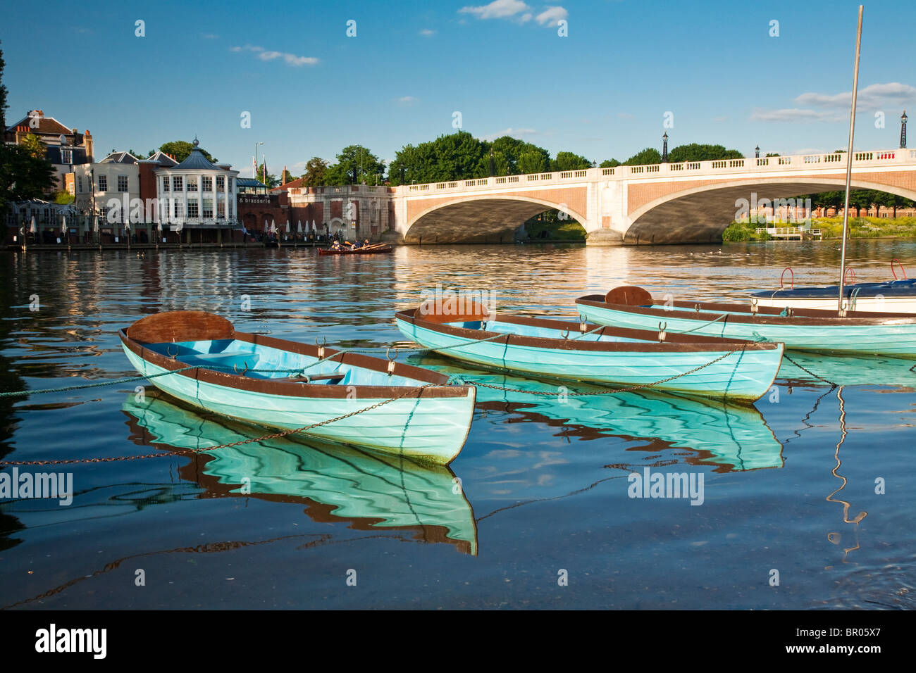 Hampton court bridge hi-res stock photography and images - Alamy