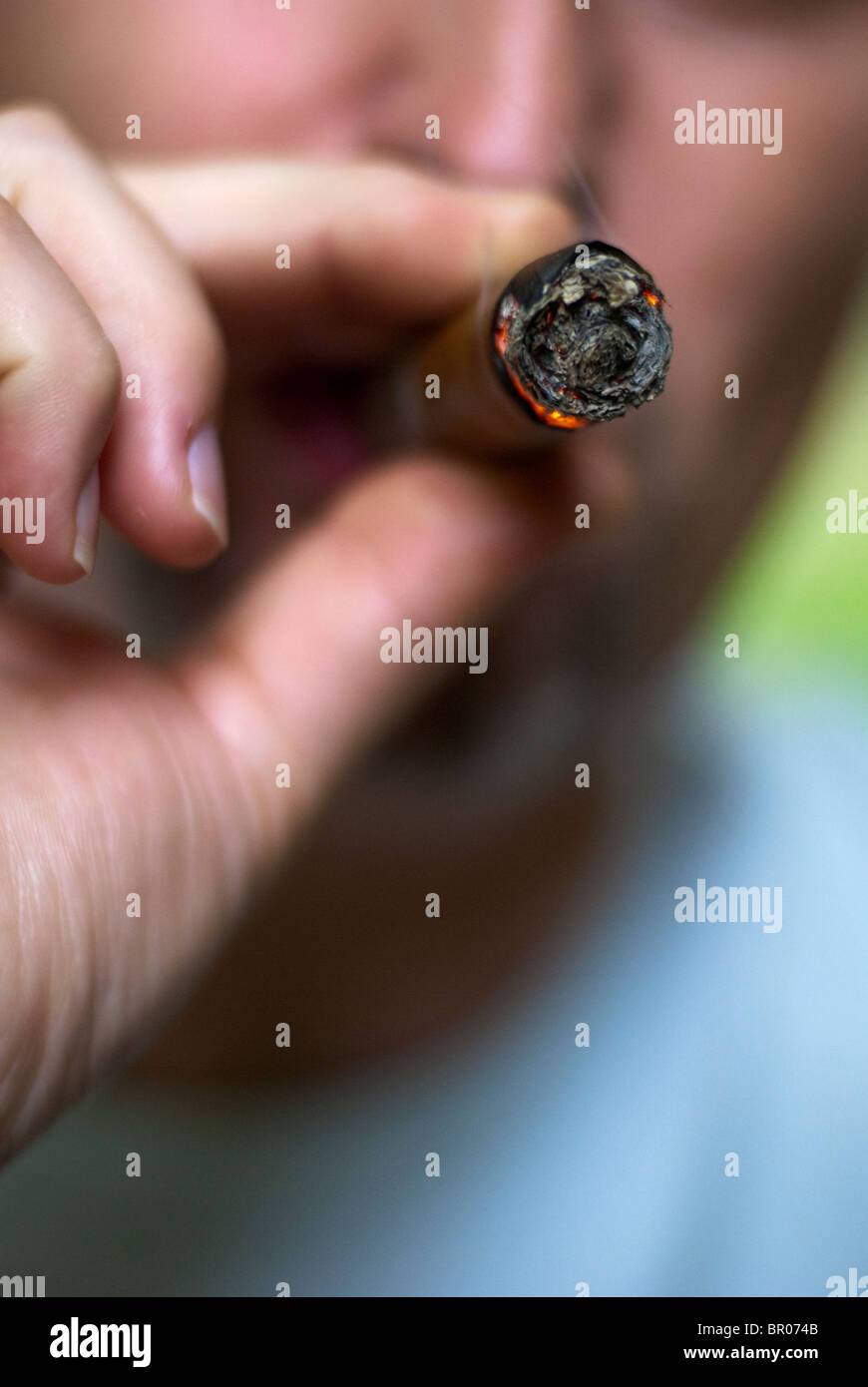 Hand smoking cigars cigar hi-res stock photography and images - Alamy