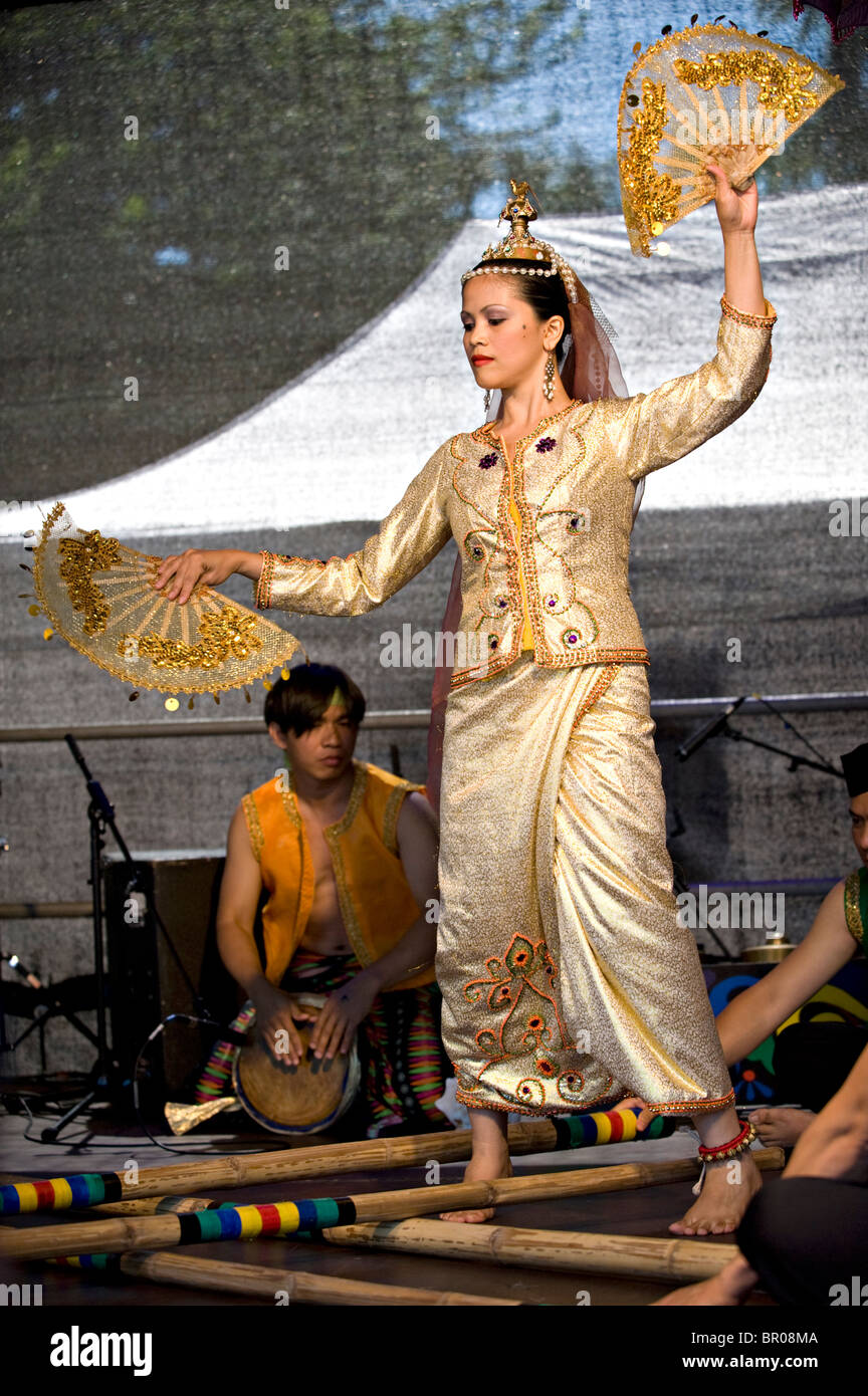 Traditional filipino dance group hi-res stock photography and images ...