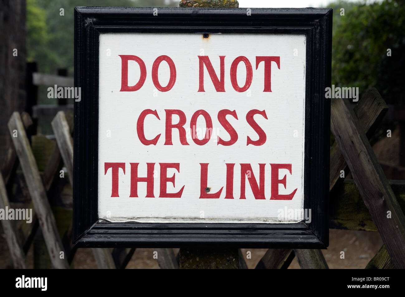 Do not cross the line - sign at a railway station Stock Photo - Alamy