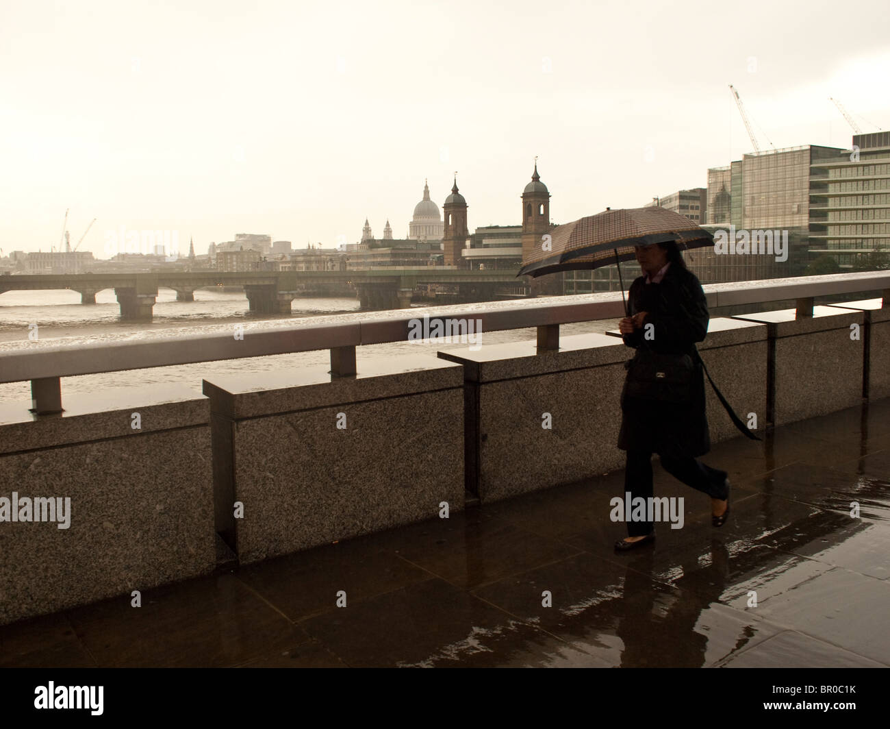 London Bridge in Rain Stock Photo - Alamy
