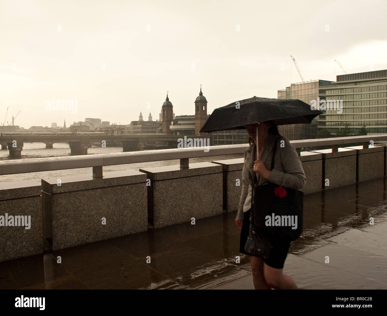London bridge in rain hi-res stock photography and images - Alamy