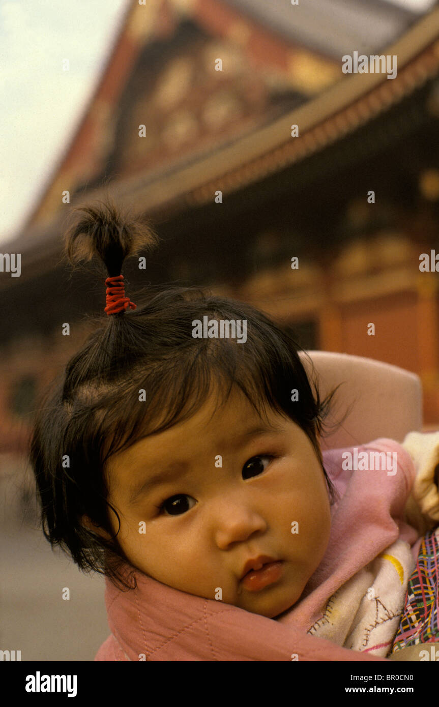 Traditional japanese mother with baby hi-res stock photography and ...