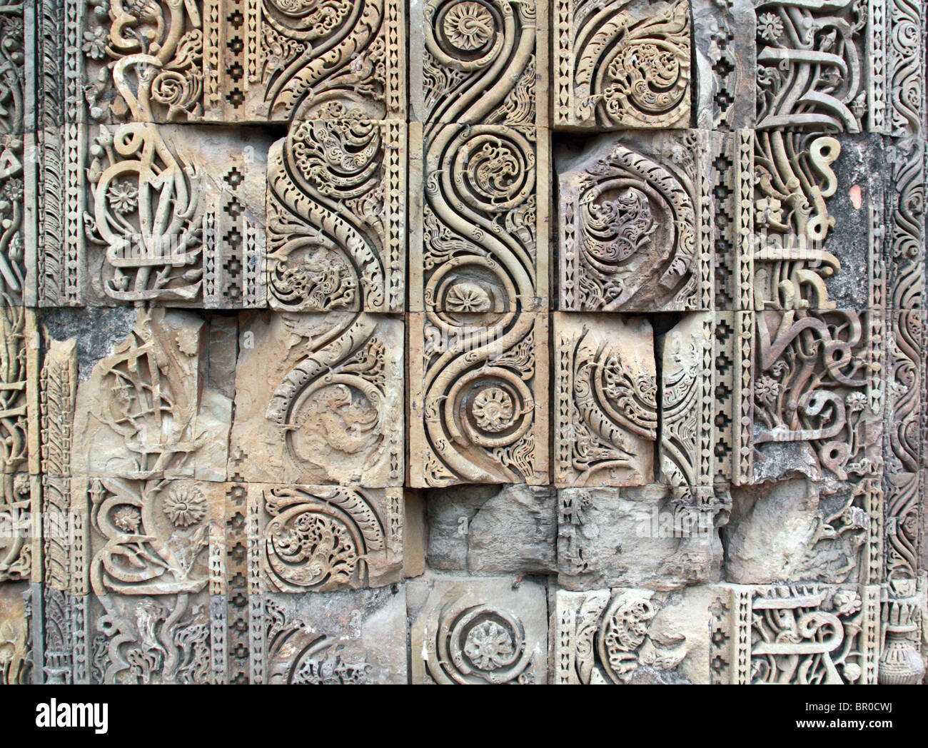 Beautiful, intricately carved stone vines in the Mughal Muslim ...